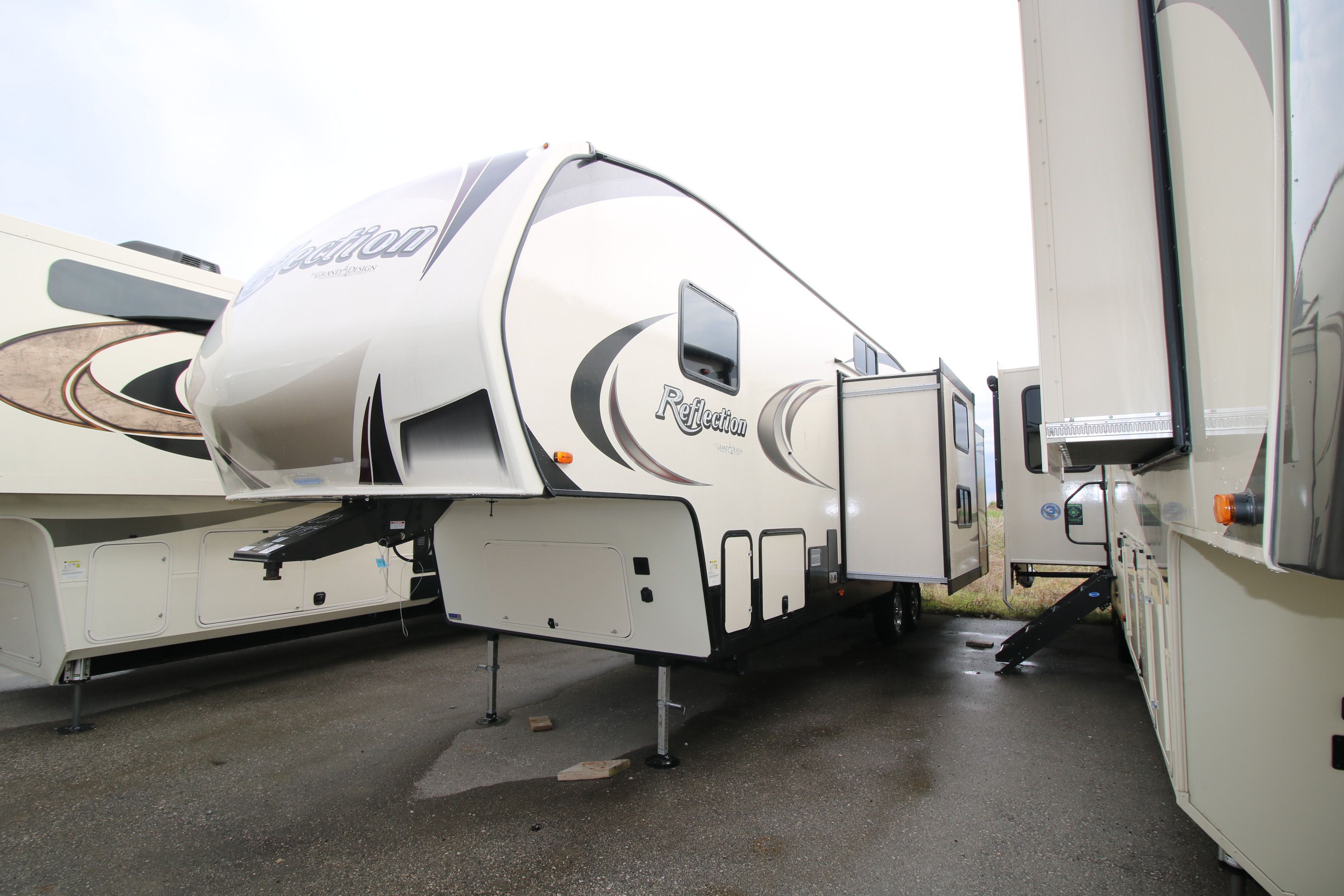 Reflection Fifth Wheels - Airstreams | Campers | Can-Am RV London Ontario